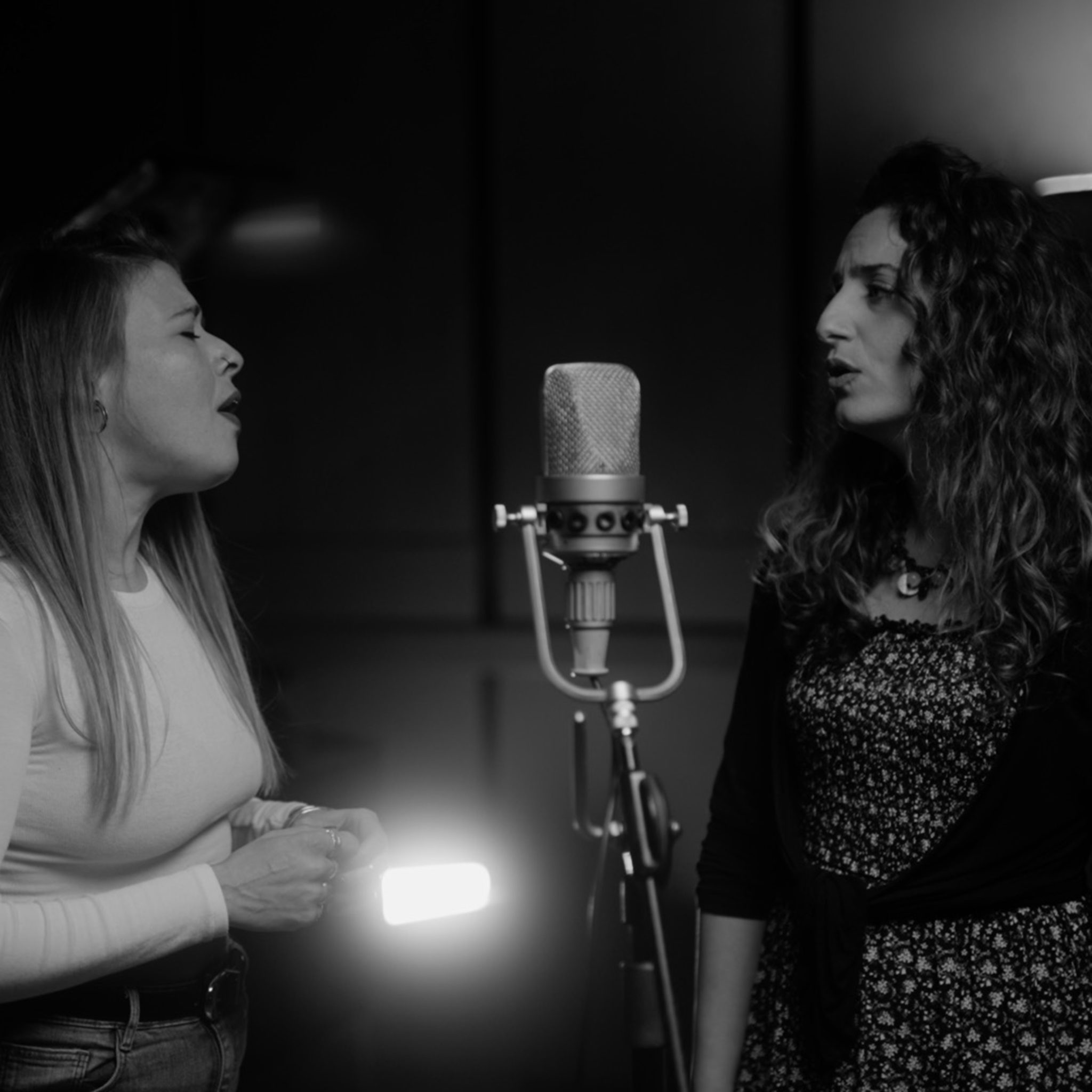 Ιουλία Καραπατάκη & Δανάη Παπαδοπούλου - "Γυναίκες Είμαστε" | Νέο ...